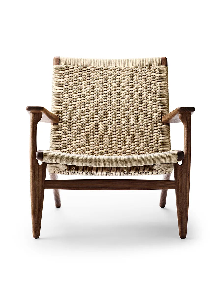 CH25 lænestol, valnød olie | Køb Wegner stolen fra Carl Hansen & Søn her