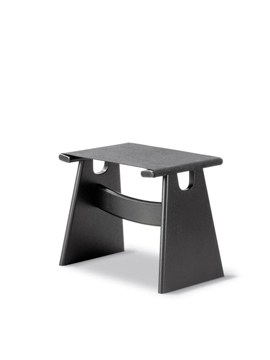 Seto Stool, eg sort lak fra Fredericia Furniture | Køb Skamlen Her
